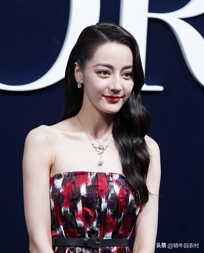 Dilraba Zhou also looks stunning on the red carpet than Mei Gina Yu ...