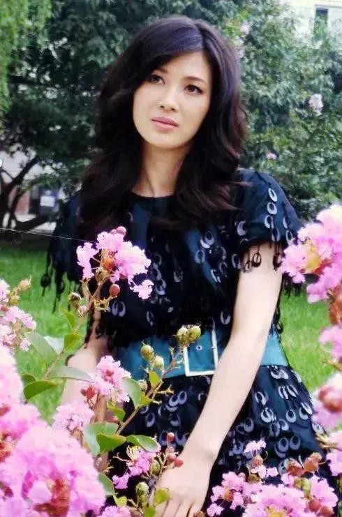 At the age of 22, she became famous for her beauty in "Heroes of Sui ...