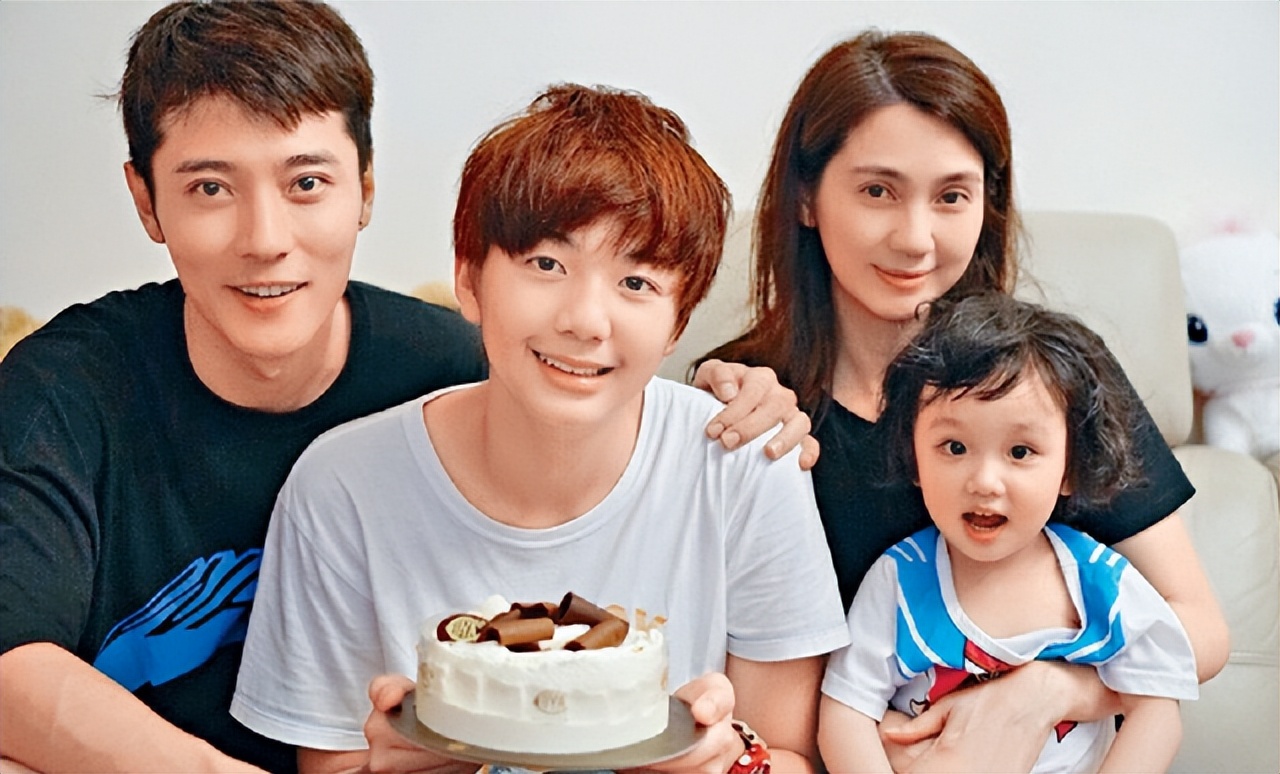 Zhang Danfeng and Hong Xin issued an apology, saying that they did not divorce in a moment of ...