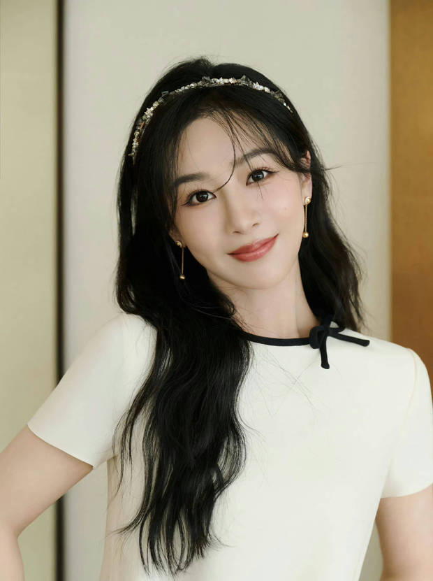 Yang Zi's gentle and ladylike style looks like a princess's eyes are ...