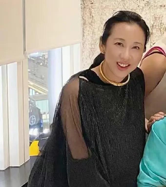 Ye Qianwen and Miss Hong Kong have a party!Zhu Lingling wearing a gold ...