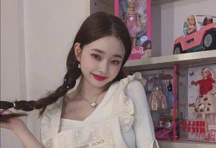 After Song Zhiya's fake goods scandal, she held hands with male guests ...