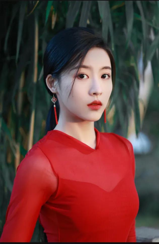 Celebrity beauty picture Sun Bing, a red dress is so beautiful - iNEWS