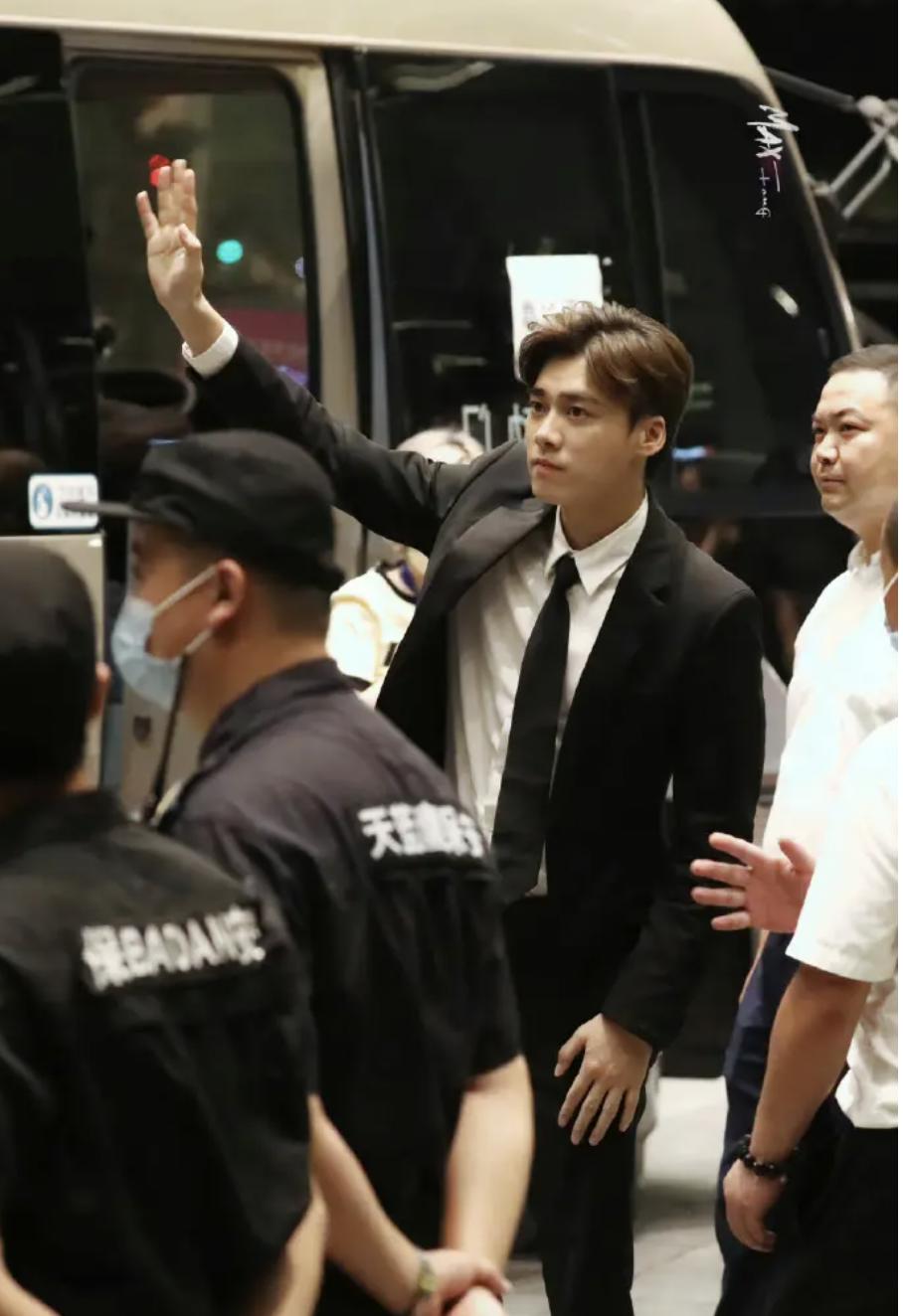 One-night hot search at the top of the entertainment industry, Li ...