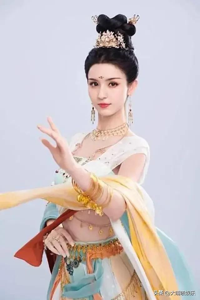 Hanikezi's Dunhuang style was exposed, and she wore a long dress full ...