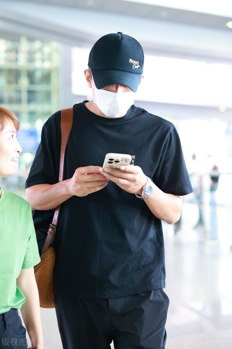 Deng Chao's all black appearance is simple and low-key at Beijing ...