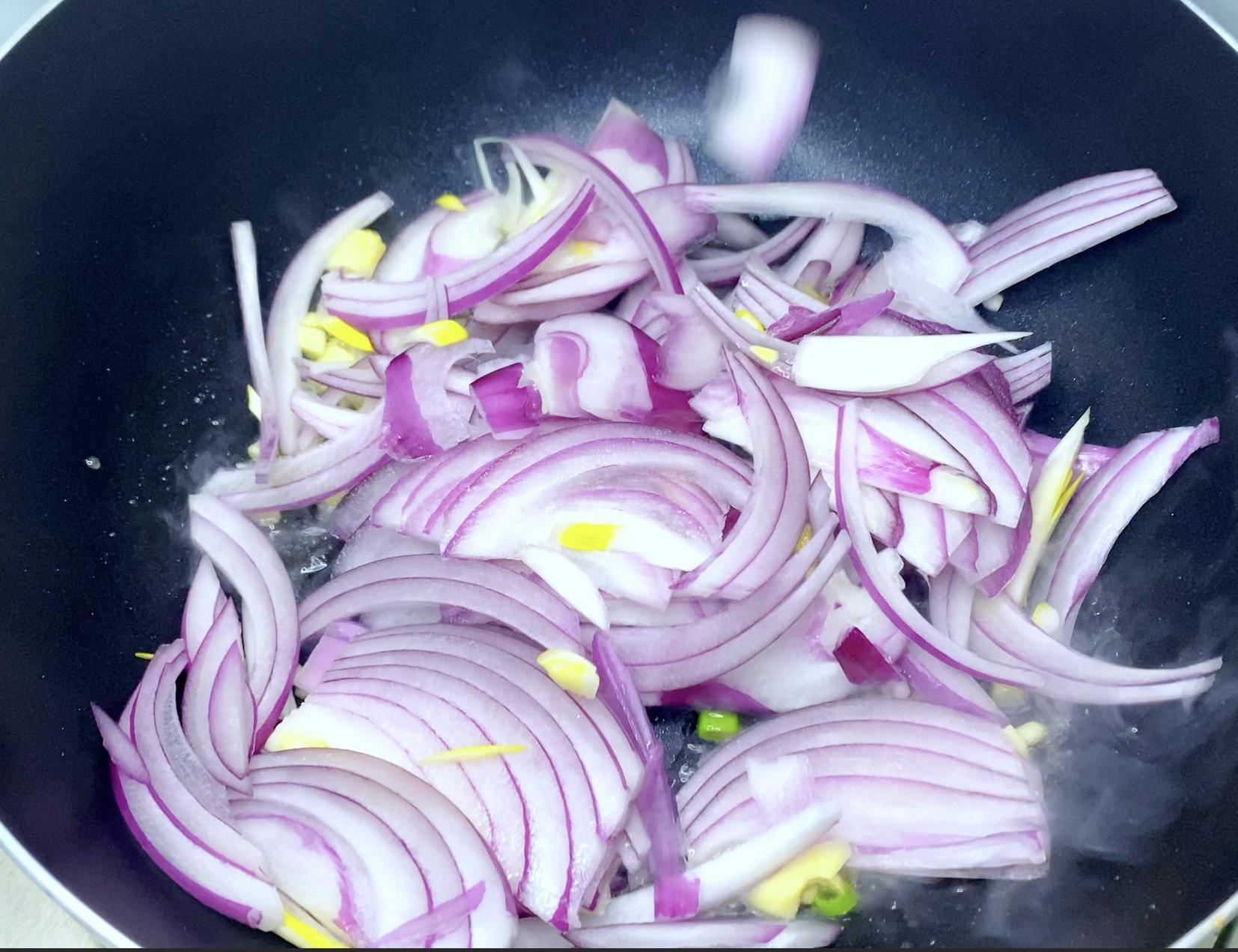 Scrambled eggs with onions are so delicious - iMedia