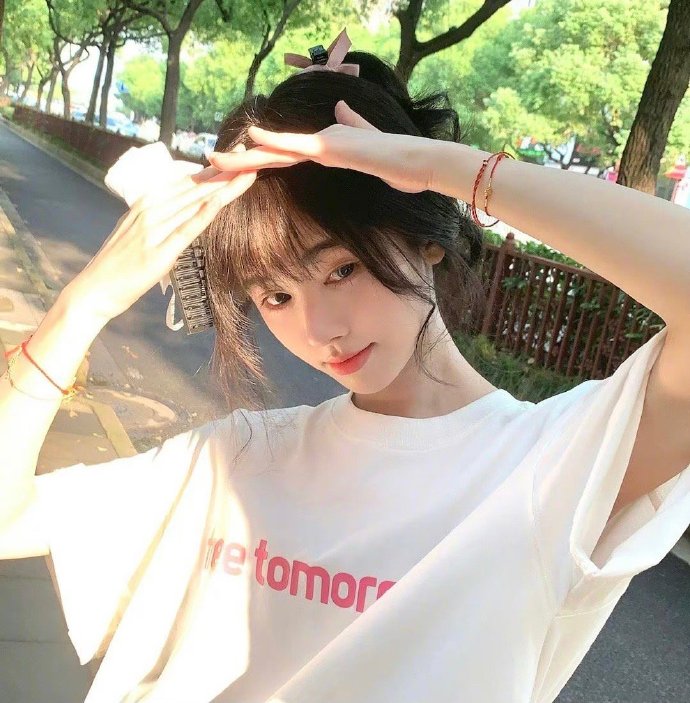 Ju Jingyi walks in a ponytail style, full of girlishness and sweet ...