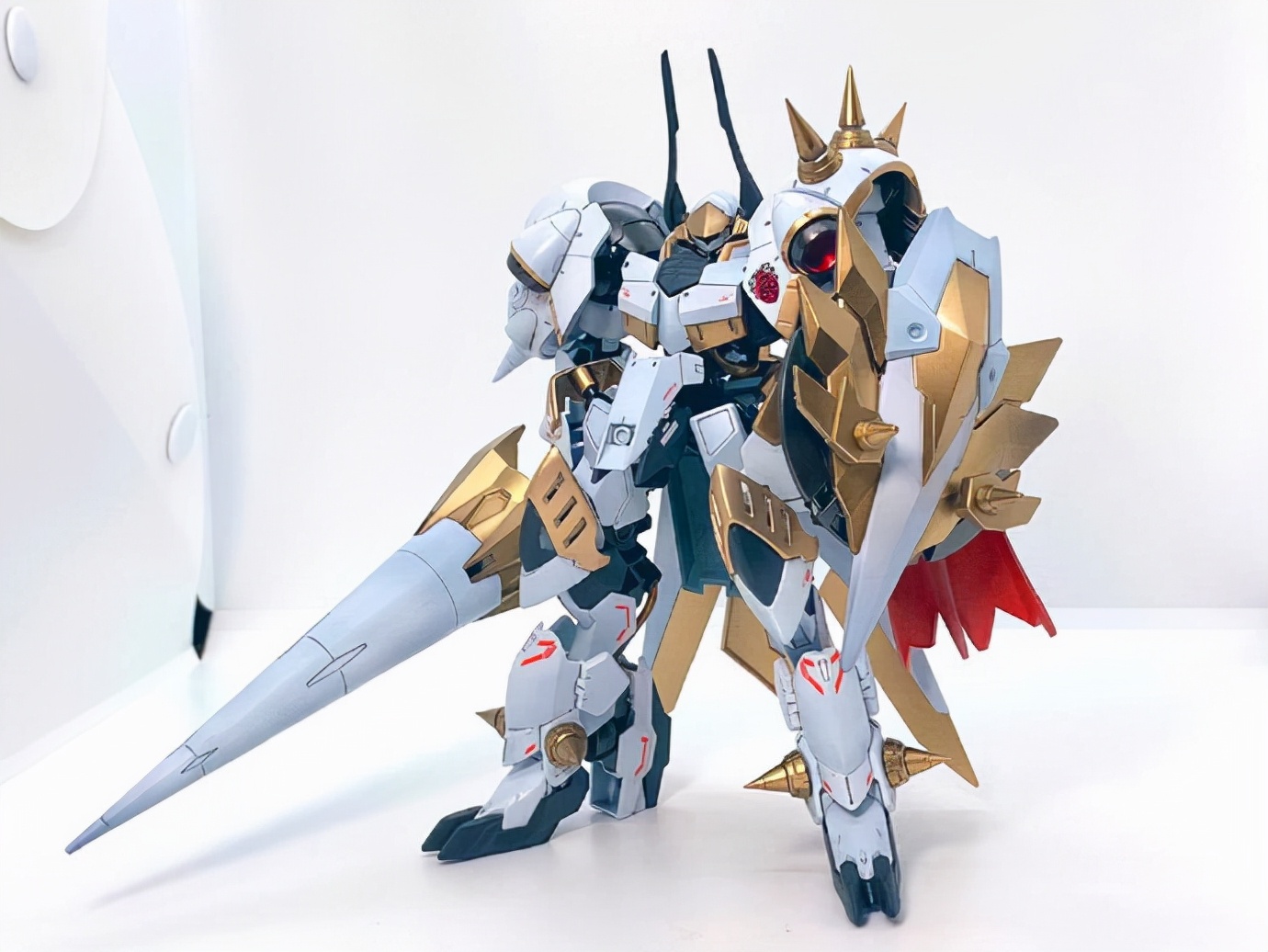 Jagged Gundam, a model of the great sword knight Homer Weijie - iNEWS