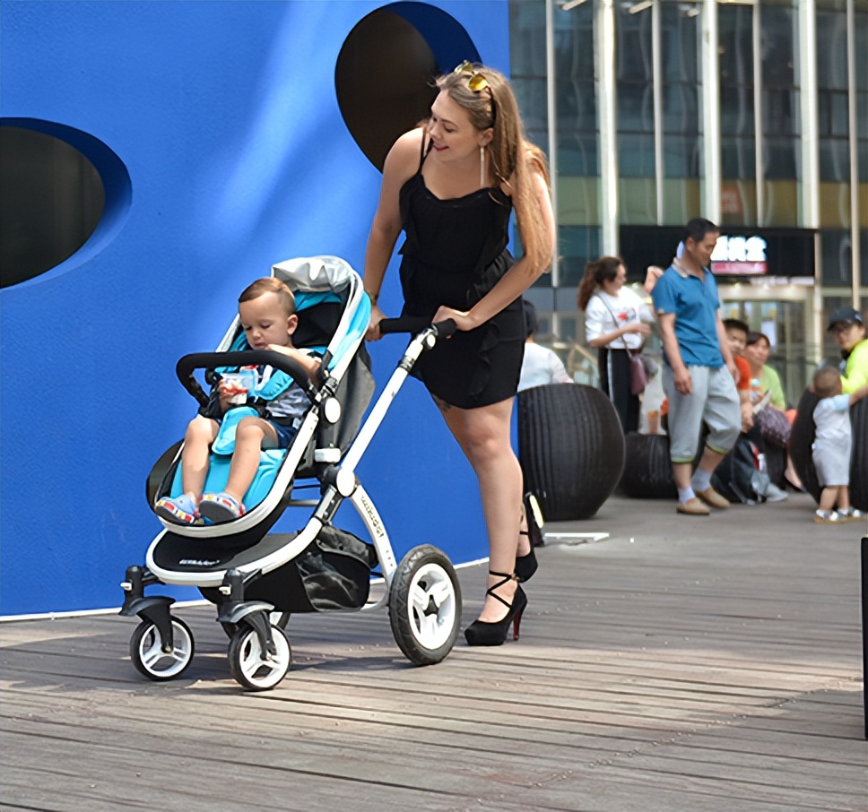 How old are baby strollers - iMedia