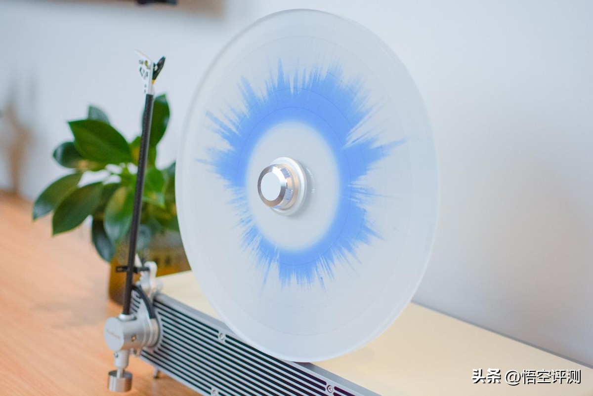 Top sound quality + retro appearance: it can be called a work of art ...