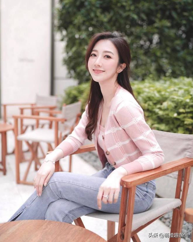 He Yiting and the mysterious man watched the art exhibition intimately ...