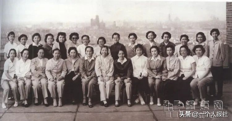 A rare group photo of the wives of some of China's first-generation ...