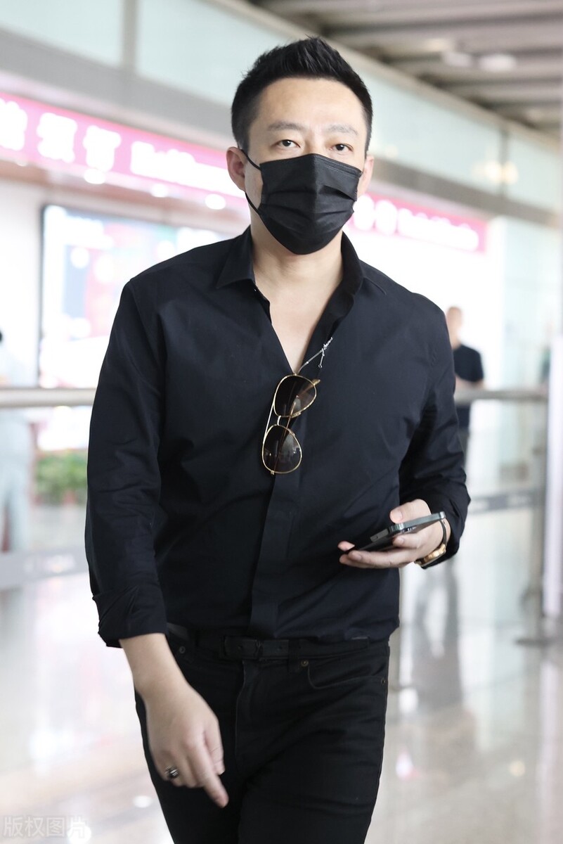 Wang Xiaofei, dressed in black, appeared at Beijing Airport, waving and ...