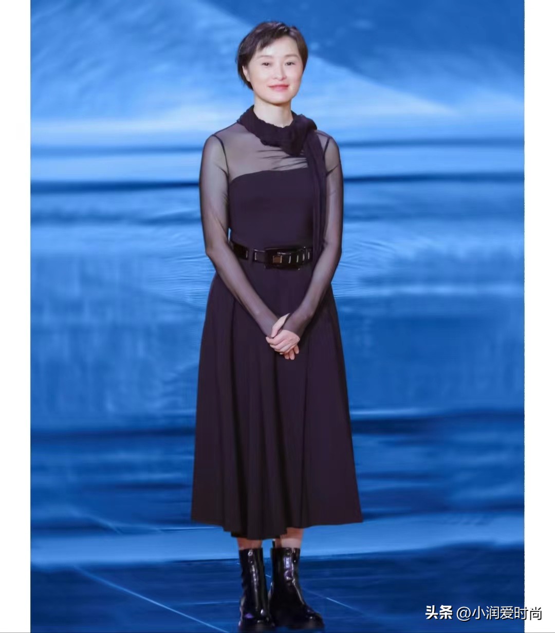 I was amazed by 51-year-old Wu Yue. Her summer clothes are decent and ...