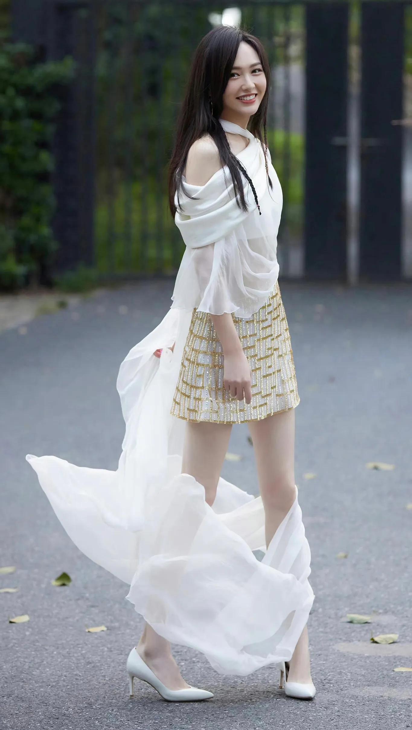 Tang Yan's long legs are so beautiful in a wrap skirt and high heels ...