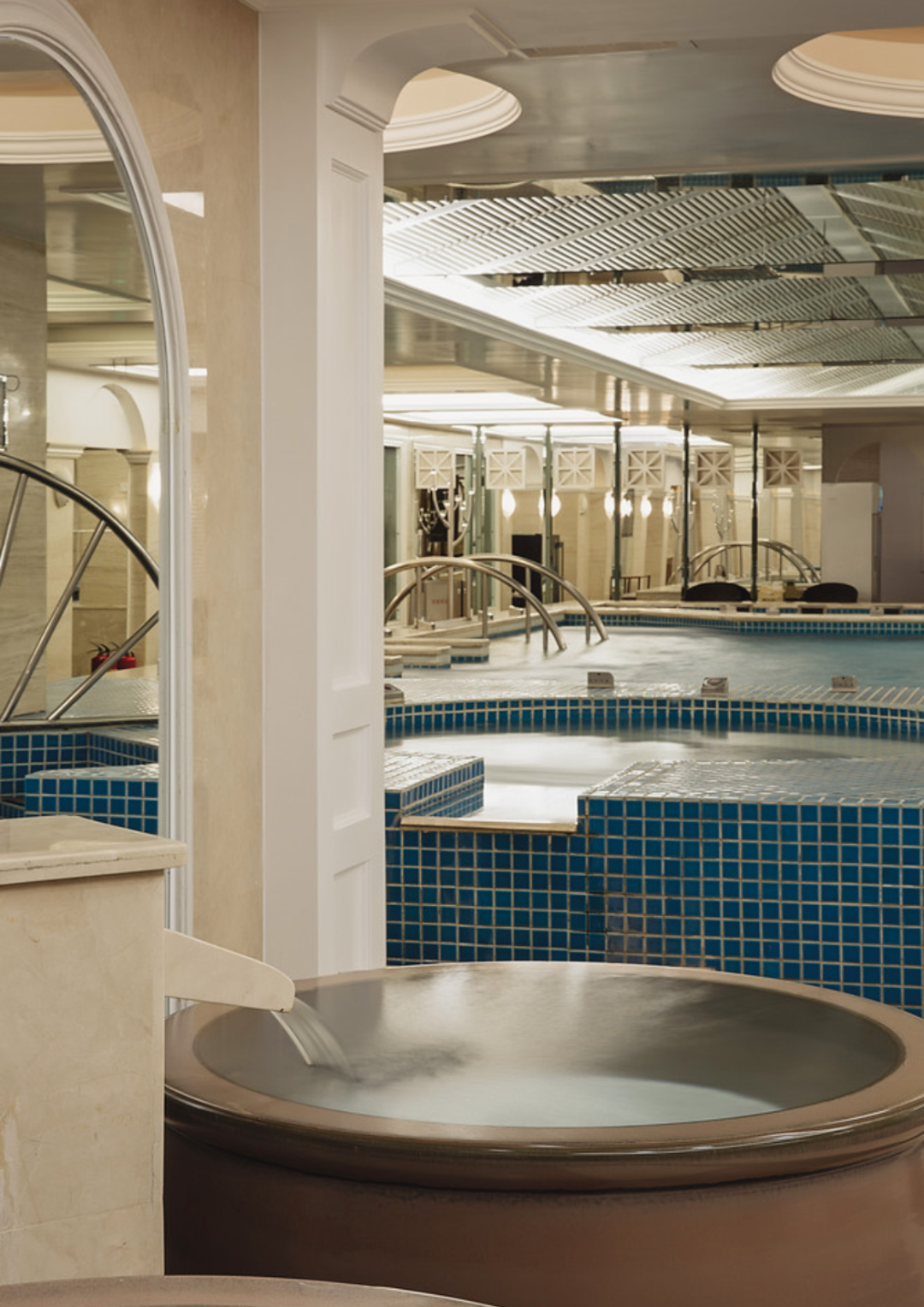 Big waves wash the sand spa restaurant, water to wash the sand, food to ...