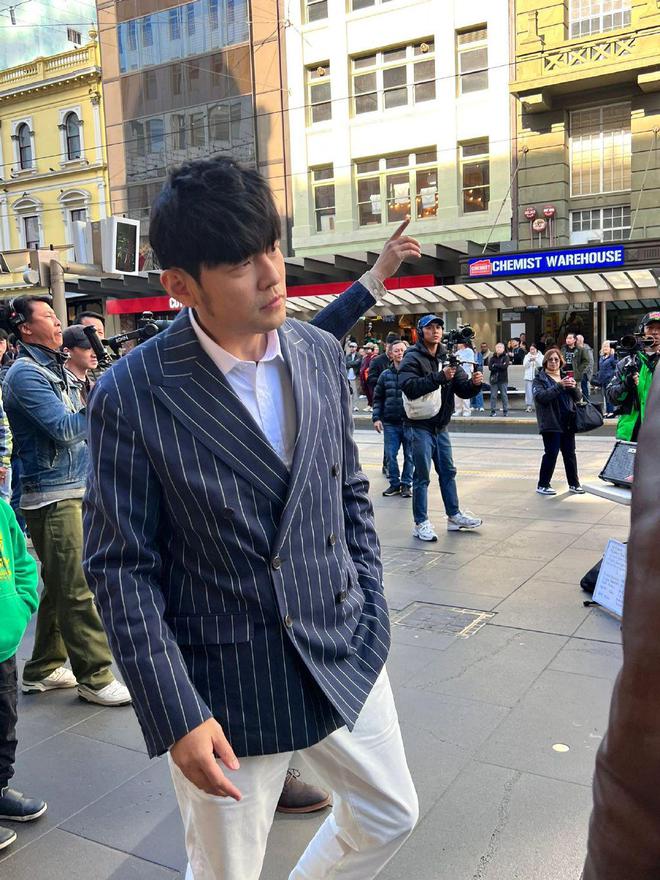 "Shocking! Jay Chou appeared on the street to record a new variety show ...