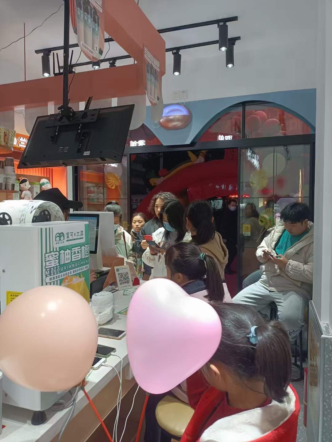 How about opening a milk tea shop in the university cafeteria? - iMedia