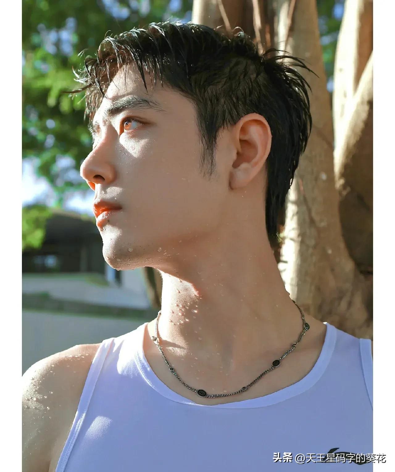 Xiao Zhan's swimming pool photo, with fine hair and stubble on his body ...