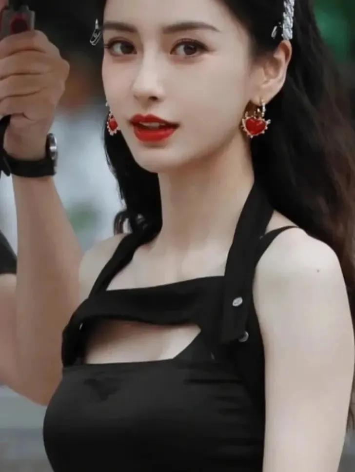Yang Ying is also a basketball enthusiast, showing off her skills in ...