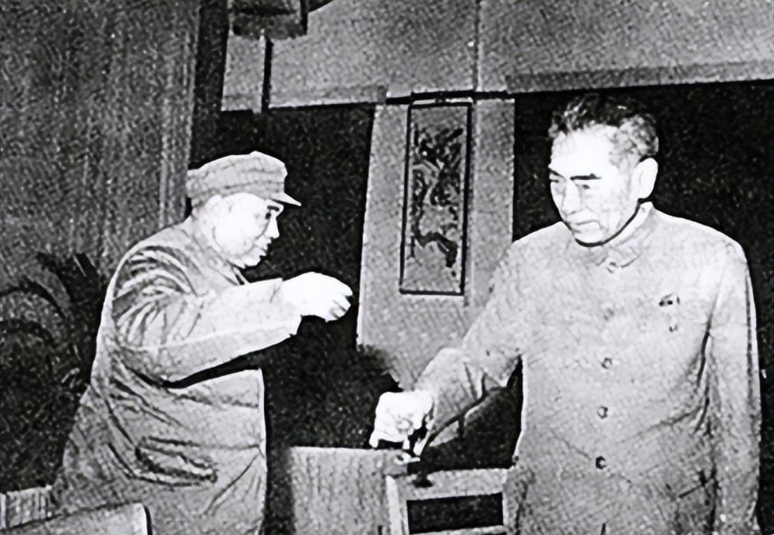 In 1967, someone came to the Jingxi Hotel to arrest Xu Shiyou. Zhou ...