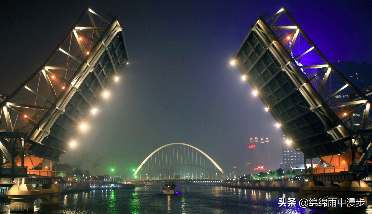 Tianjin Jiefang Bridge, there are big ships passing under the Wanguo ...