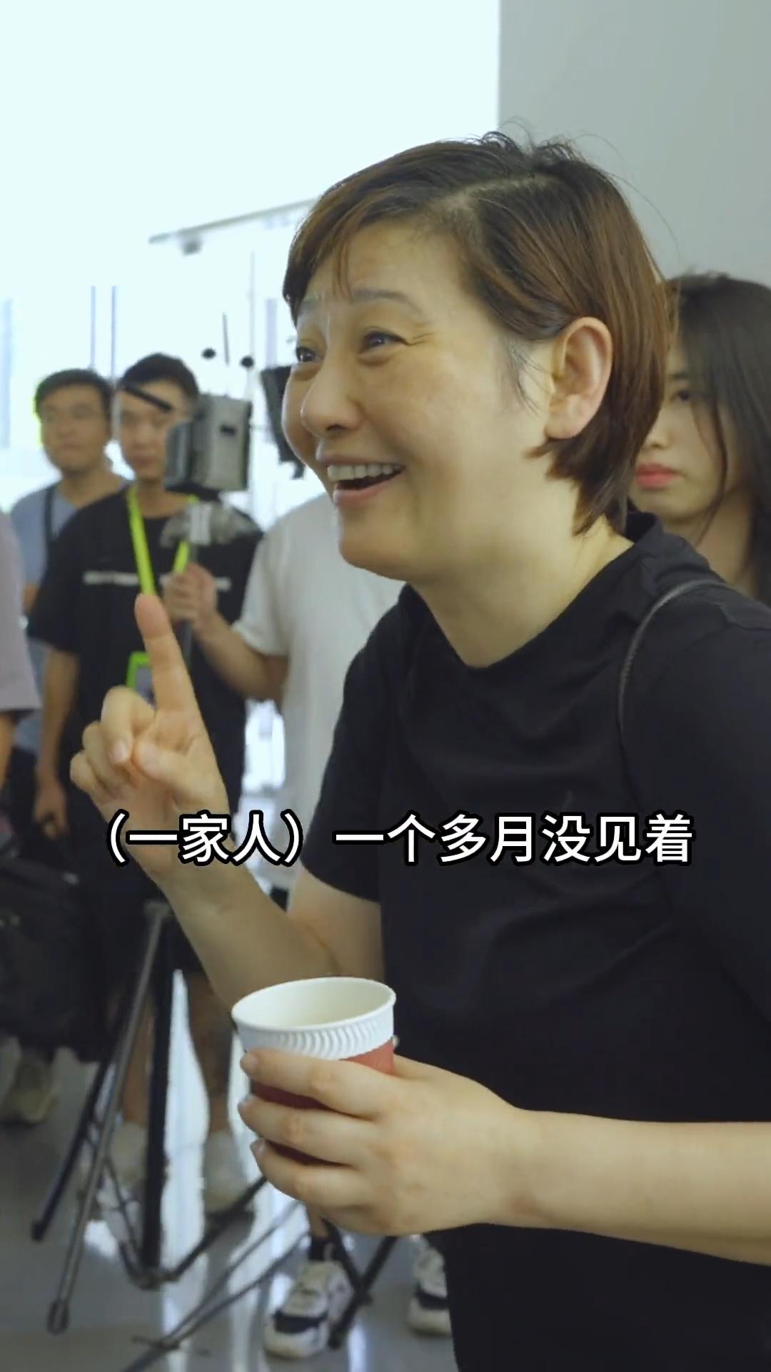 Feng Xiaogang seldom posted a family photo, and was super happy to be visited by his wife and ...