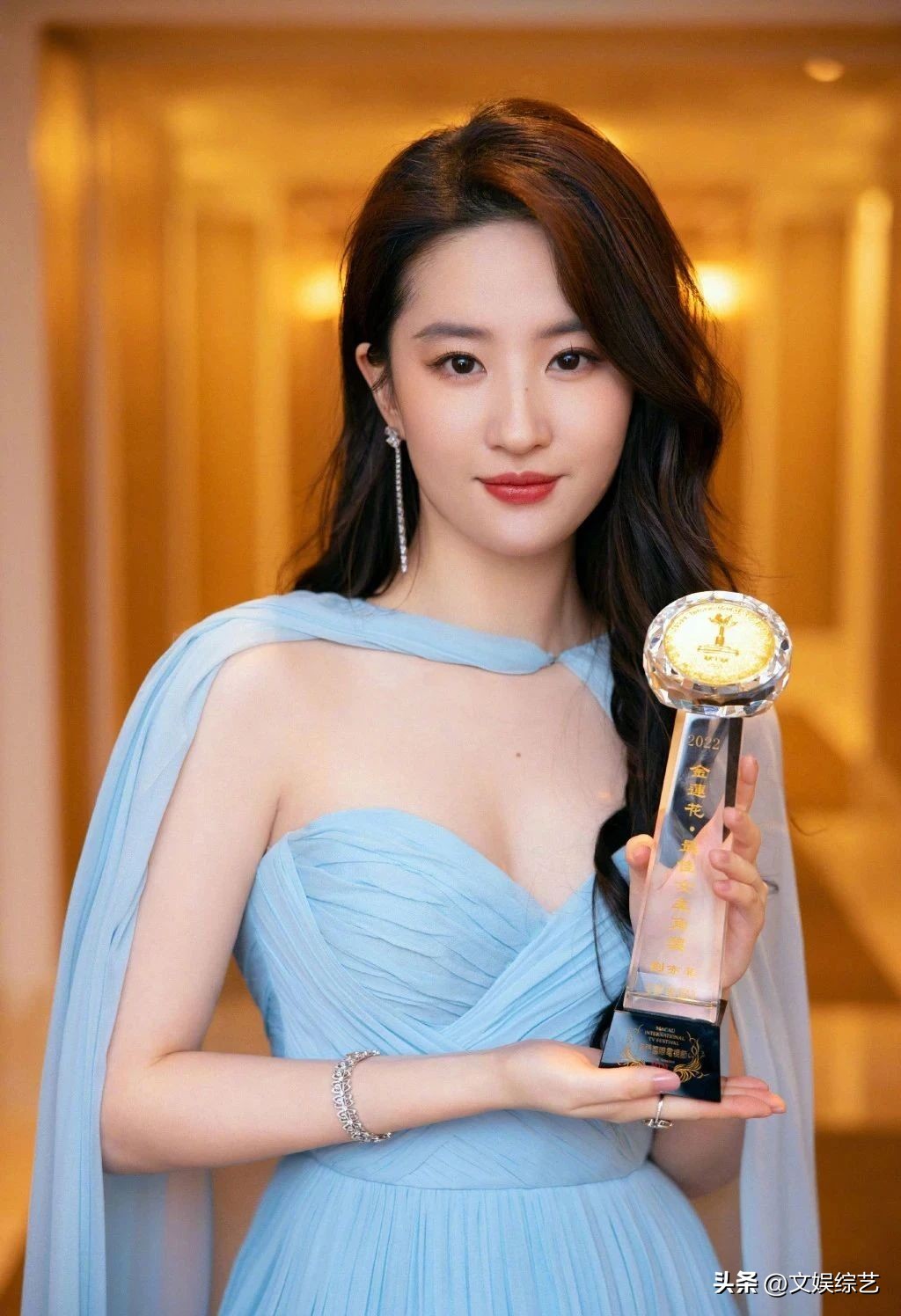 Liu Yifei wears a blue tube top gauze dress. She has a wonderful figure ...