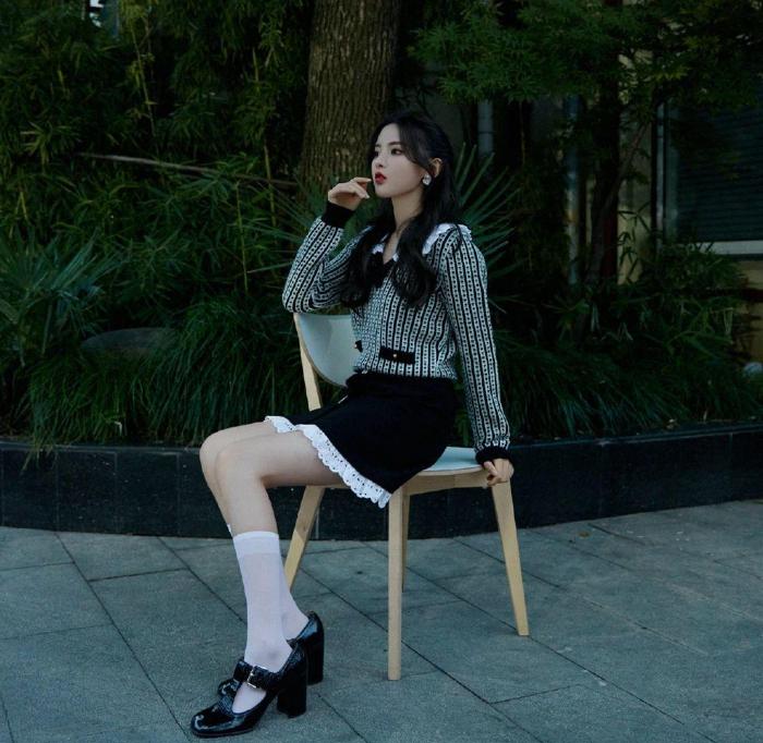 On the sultry uniform Yang Chaoyue, white stockings and children's ...