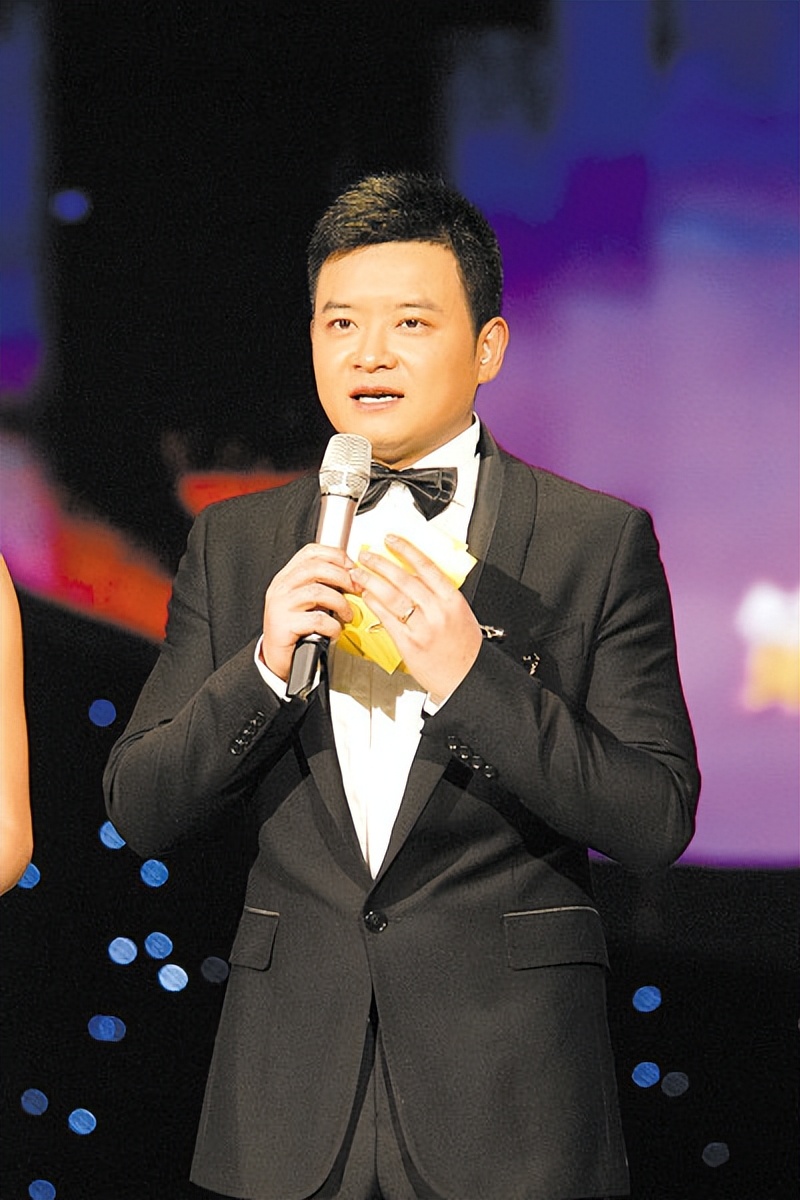 The host Li Jiaming is the eternal "green leaf" in people's hearts - iNEWS