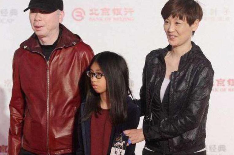 Xu Fan without makeup brought his baby to visit the class, Feng Xiaogang's indifference caused ...