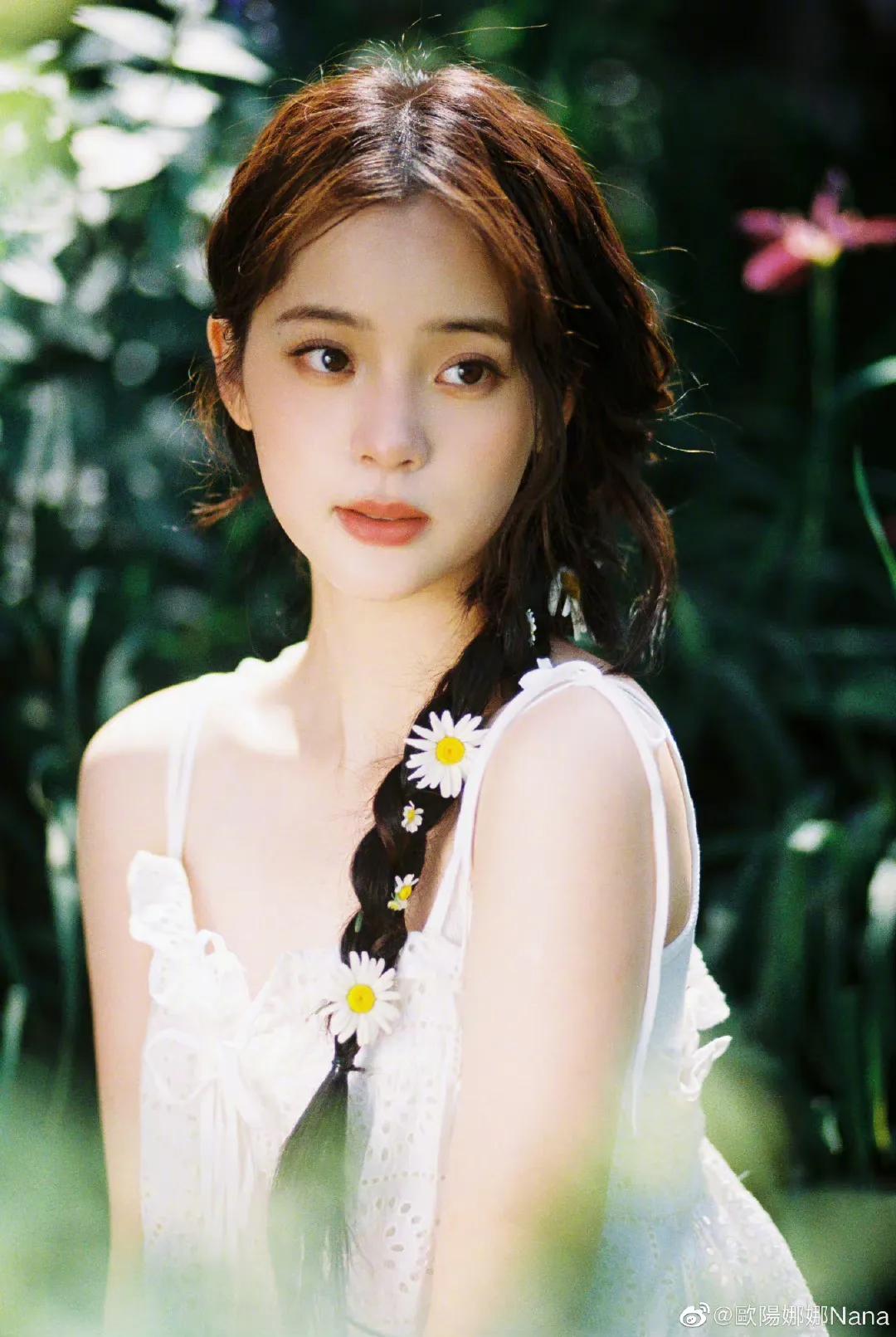 Ouyang Nana's white suspender dress with twist braids looks as ...