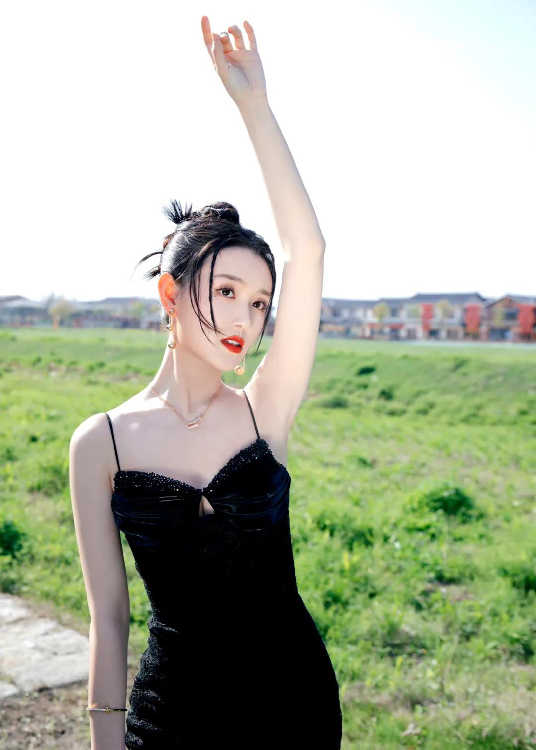 Jiang Yiyi Zhang Jingyi Zhou Jieqiong - iNEWS