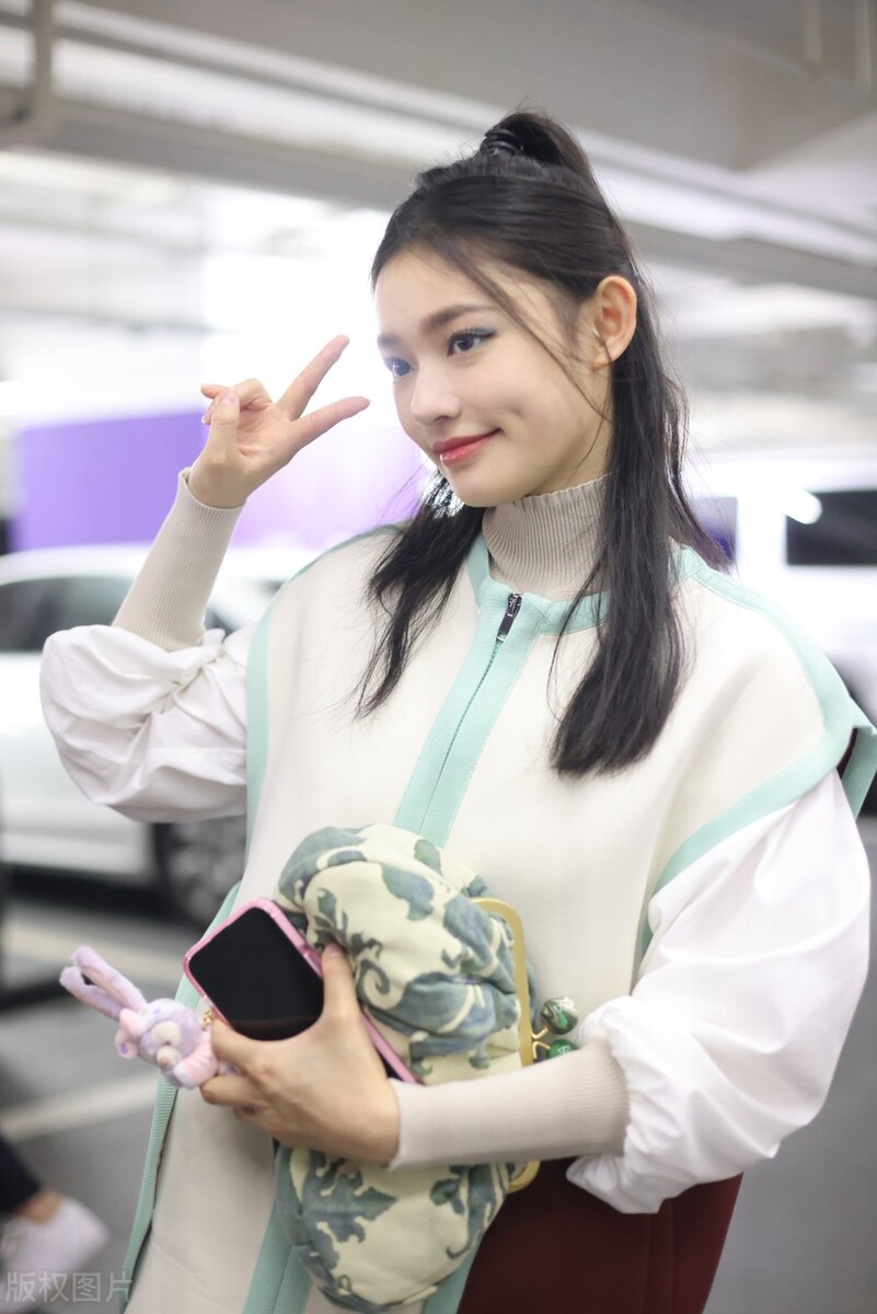 Lin Yun's color-blocked top and dress left the hotel, showing her ...