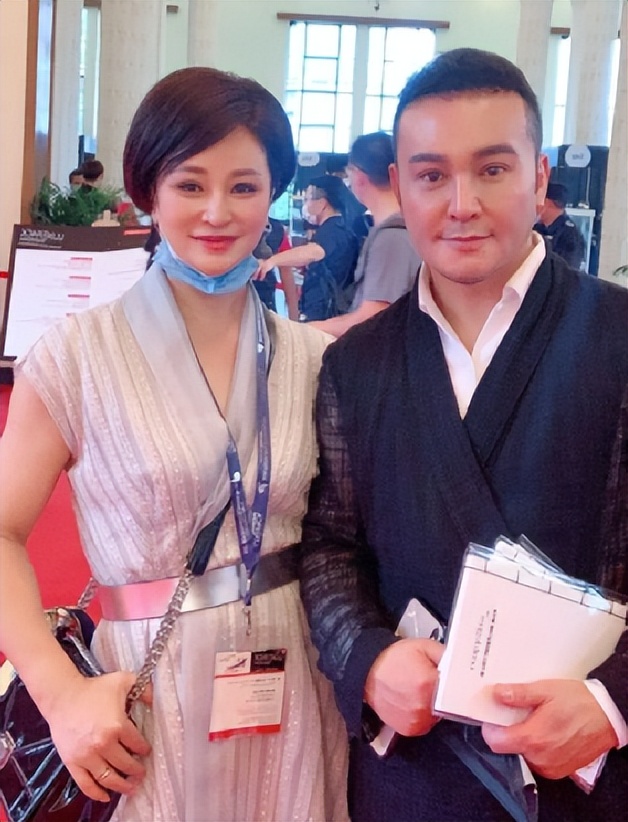 Mao Geping and his wife rarely fit together, Wang Liqun is nearly 60 years old, elegant and ...