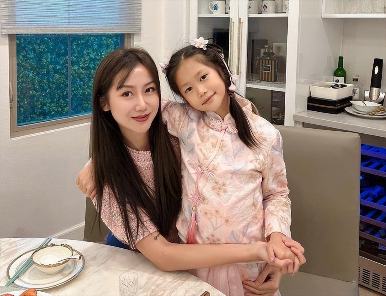 Chen Lu and her daughter appeared in Hawaii!Light yellow top + short ...