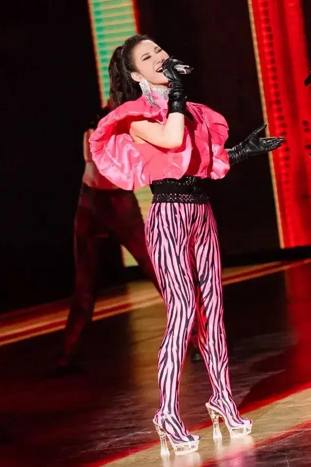 Take a look at Coco Li's recent stage style, which can be sexy ...