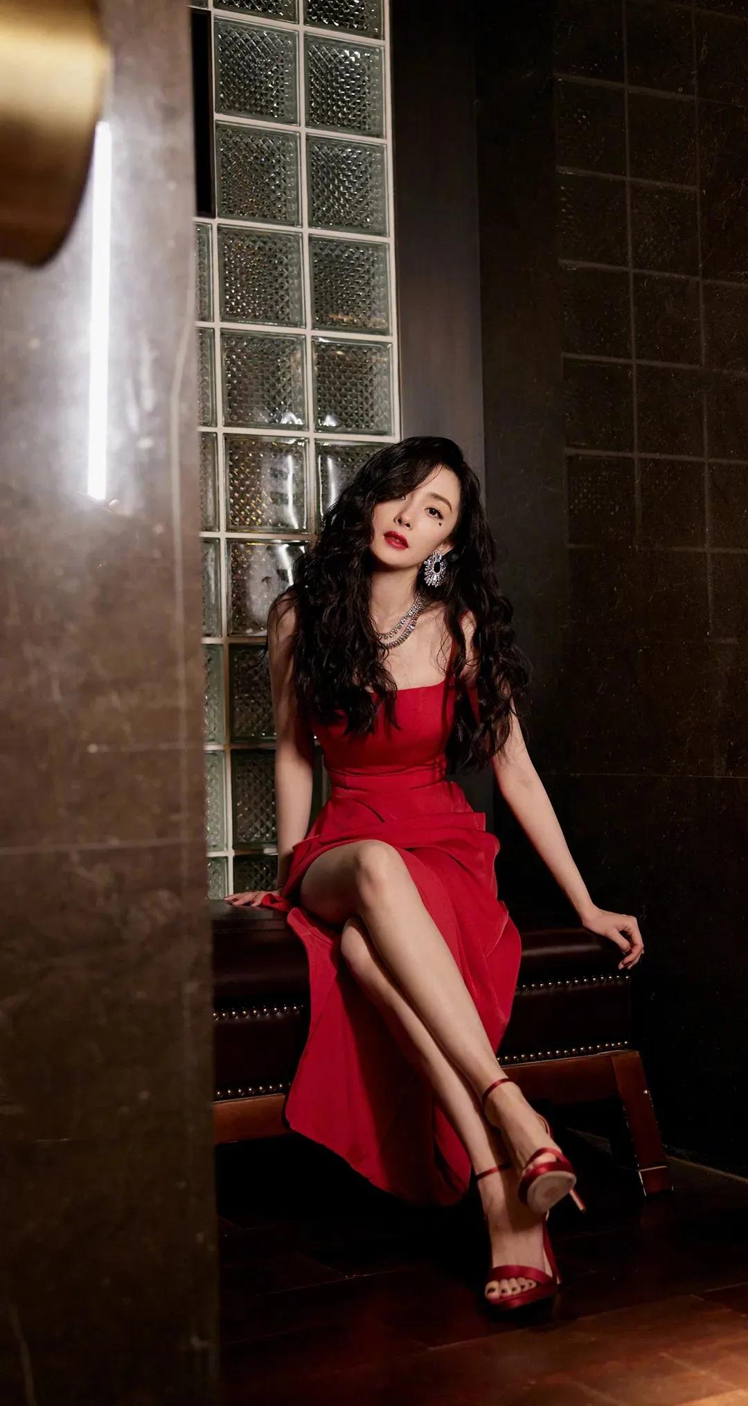 Red is charming, amazingly coquettish, Yang Mi - iNEWS