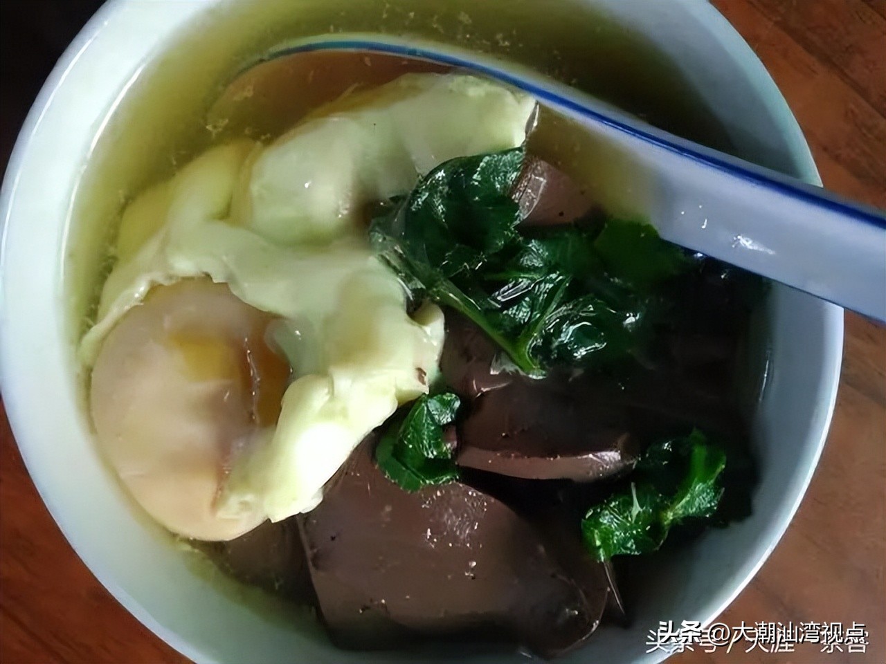 Breakfast delicacy, Chaoshan special pearl vegetable pig blood soup ...