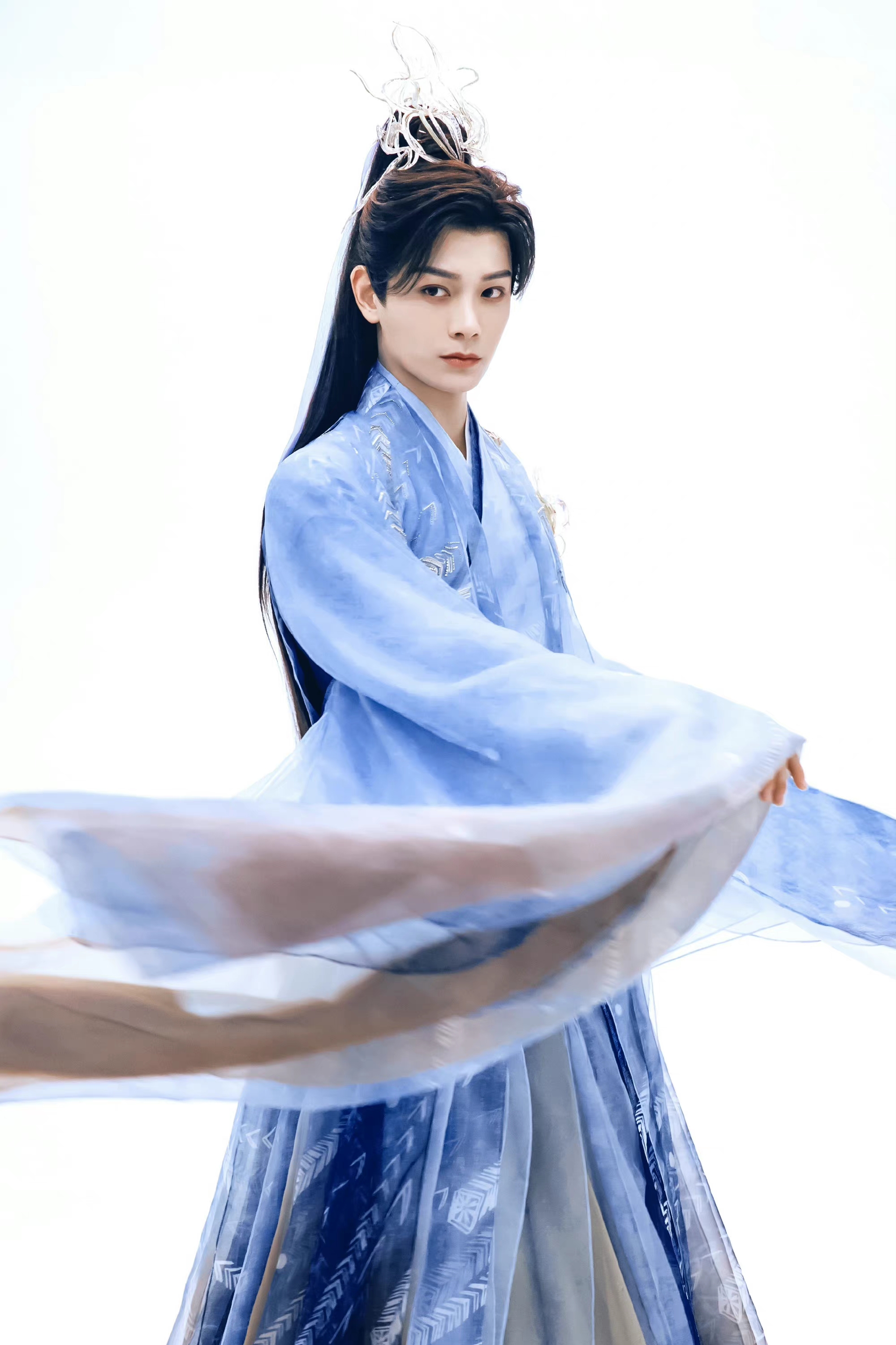 Ding Yuxi, an atypical handsome man in ancient costume, "destroys his ...