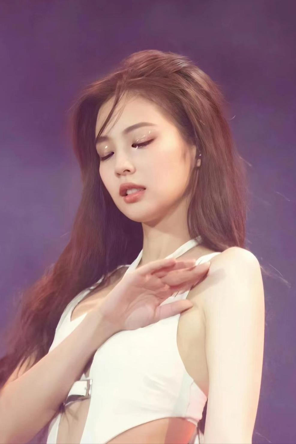 Jennie Jin Zhenni, black and red physique, the stage is the best ...