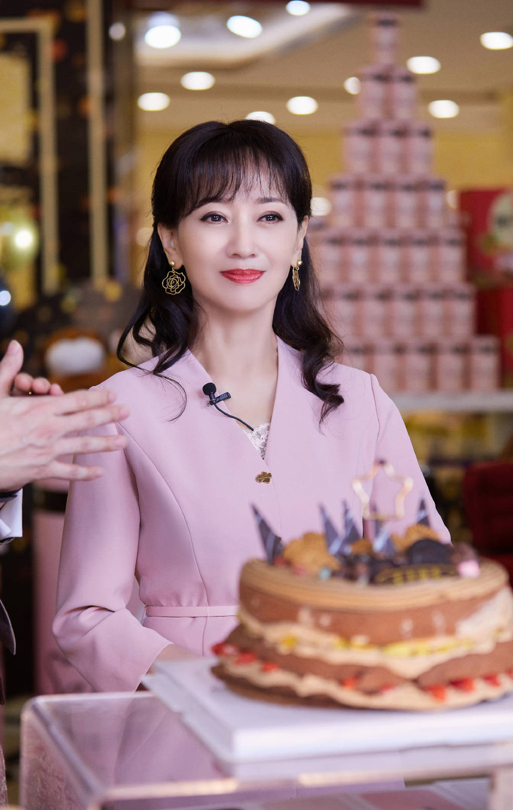 Zhao Yazhi is dressed in pink, elegant and confident, with a sweet ...