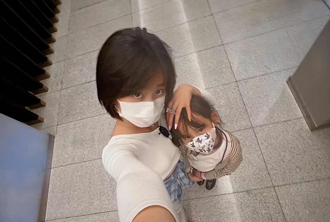 Duo Duo posted travel photos of the three siblings, Duo Mei took the ...