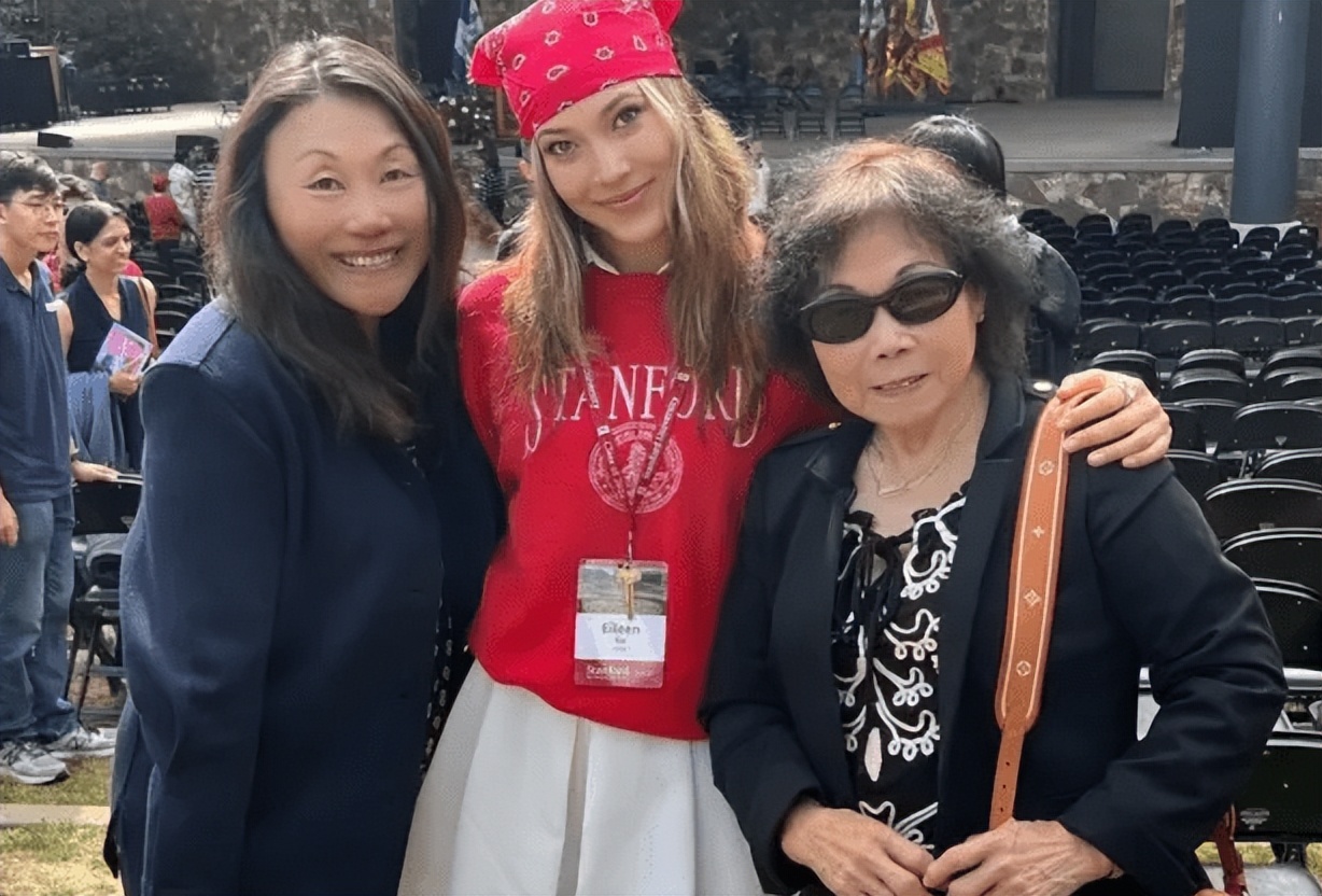 "My friend" Gu Ailing attended the Stanford opening ceremony and took a ...