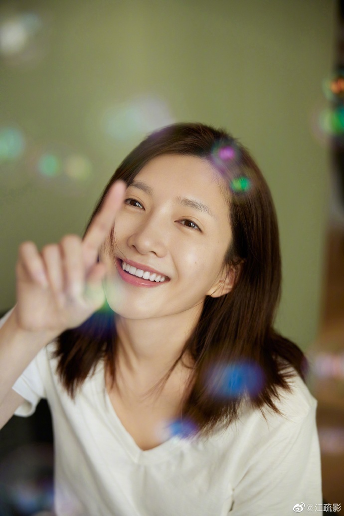 Jiang Shuying wears the wrong shoes at work, the fan asks if he didn't ...