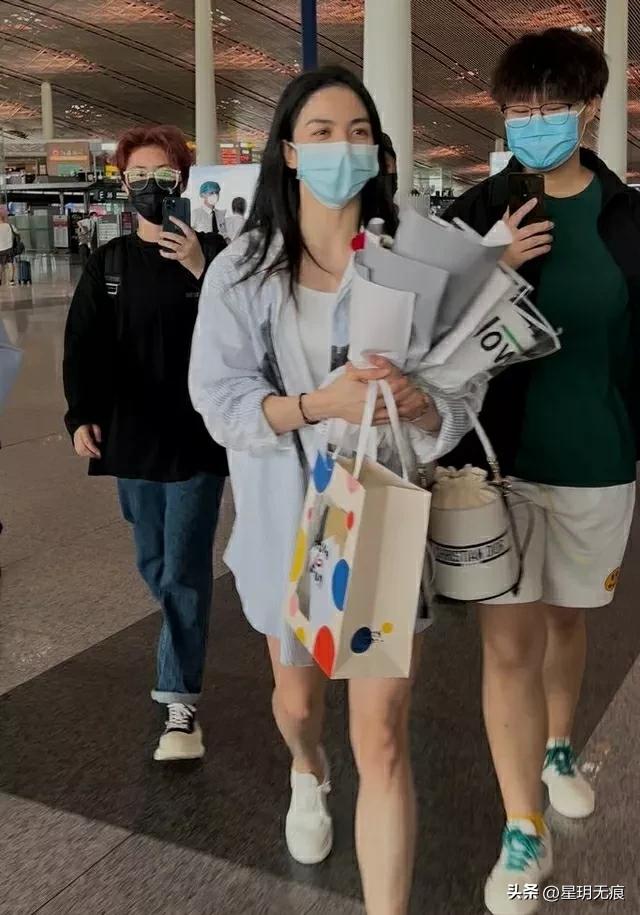 Tang Shiyi wore a striped shirt to show her beautiful legs at the ...