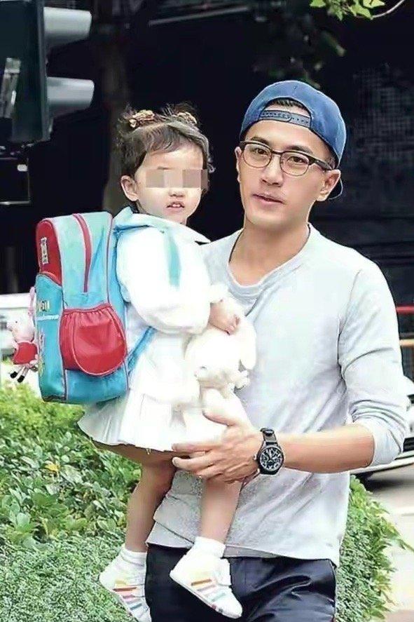 Back to the mainland!Yang Mi picks up her daughter, Xiao Nuomi, to ...