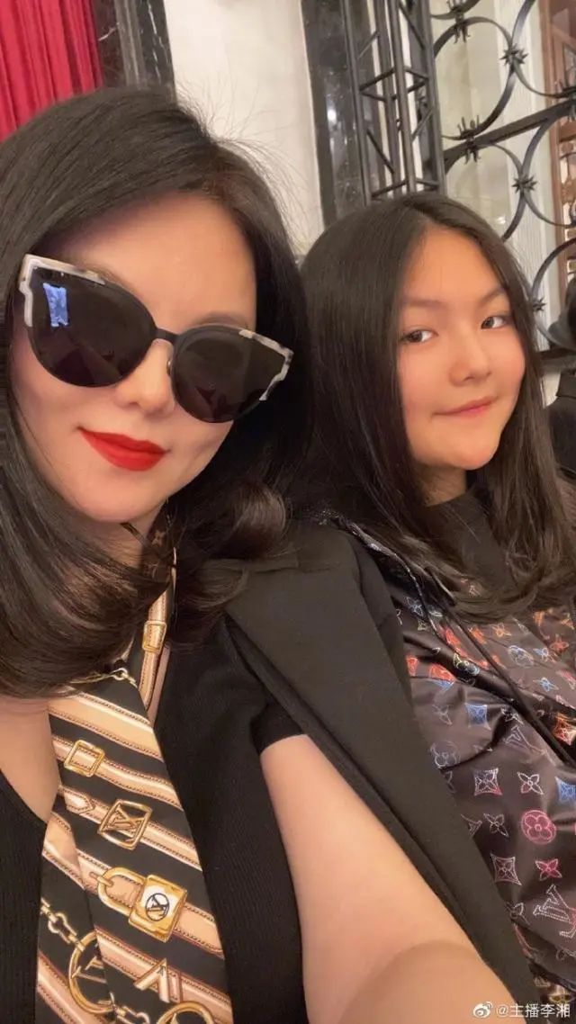 Too embarrassed!Li Xiang took her daughter to the show, wearing a 1.7 ...
