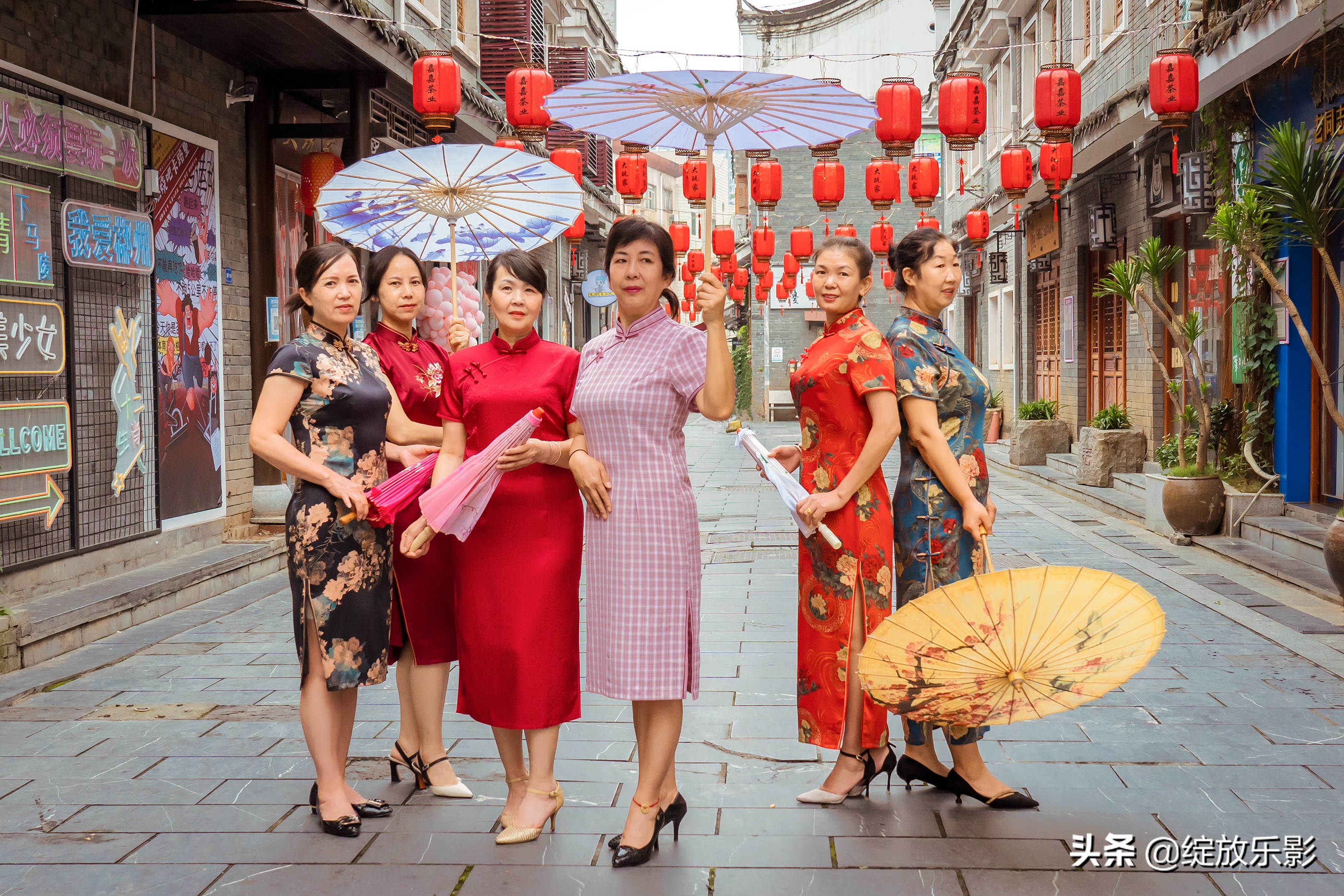 Yuhou Street recites the ancient style, the golden chrysanthemum ...